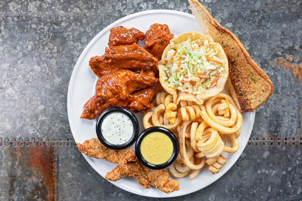 Buffalo's Cafe: wings, burgers, sandwiches, bar in Hiram, GA